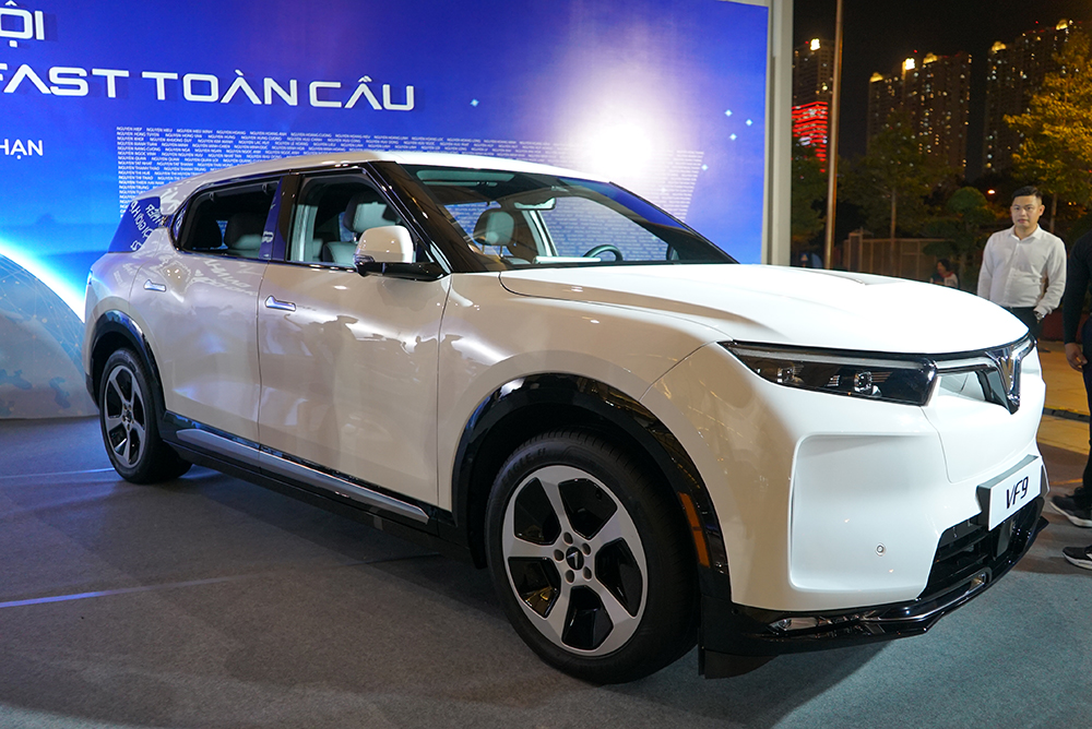 Cận cảnh SUV VinFast VF9 lần đầu lộ diện trước công chúng - Automotive