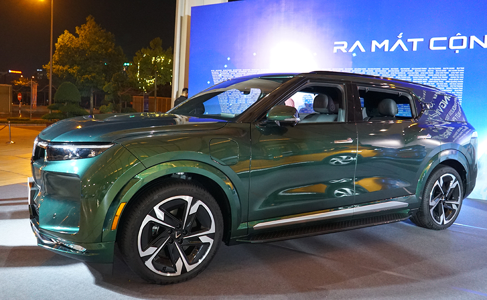 Cận cảnh SUV VinFast VF9 lần đầu lộ diện trước công chúng | AutoMotorVN