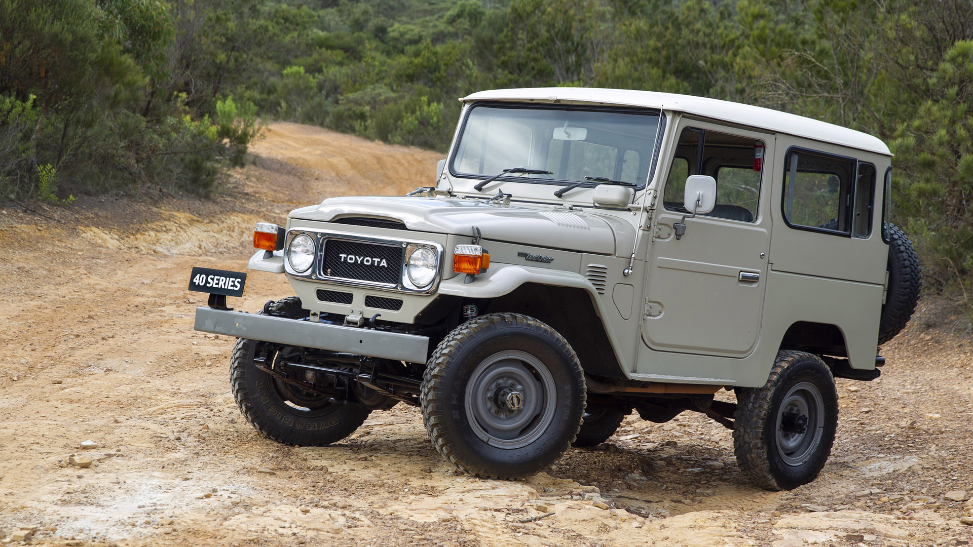 Toyota đã bán được 10 triệu chiếc Land Cruiser | AutoMotorVN