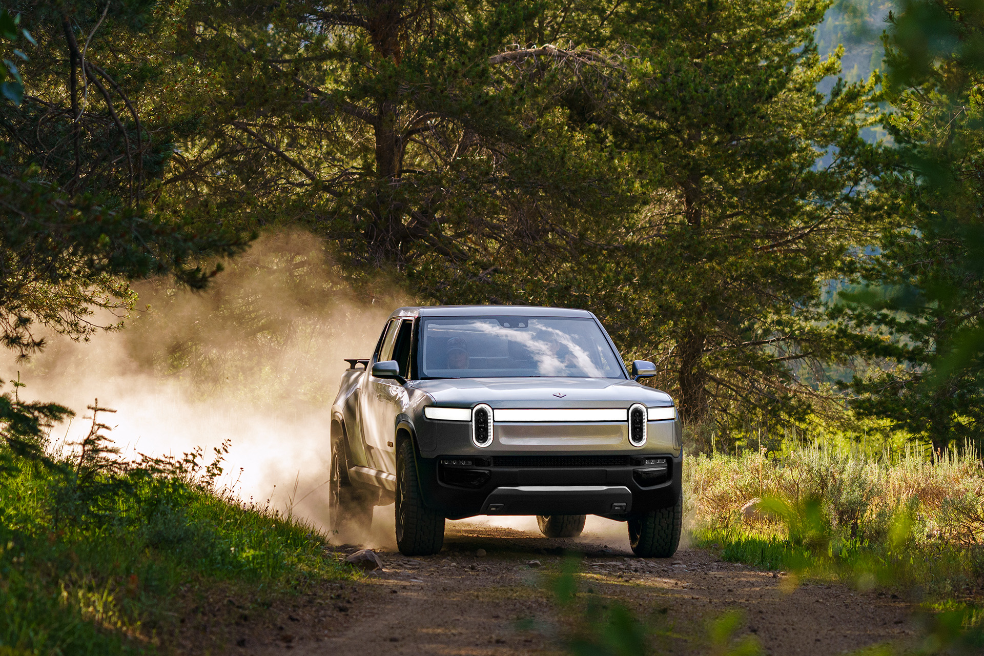 Xe điện Rivian R1T có thể xoay tròn một chỗ như xe tăng | AutoMotorVN