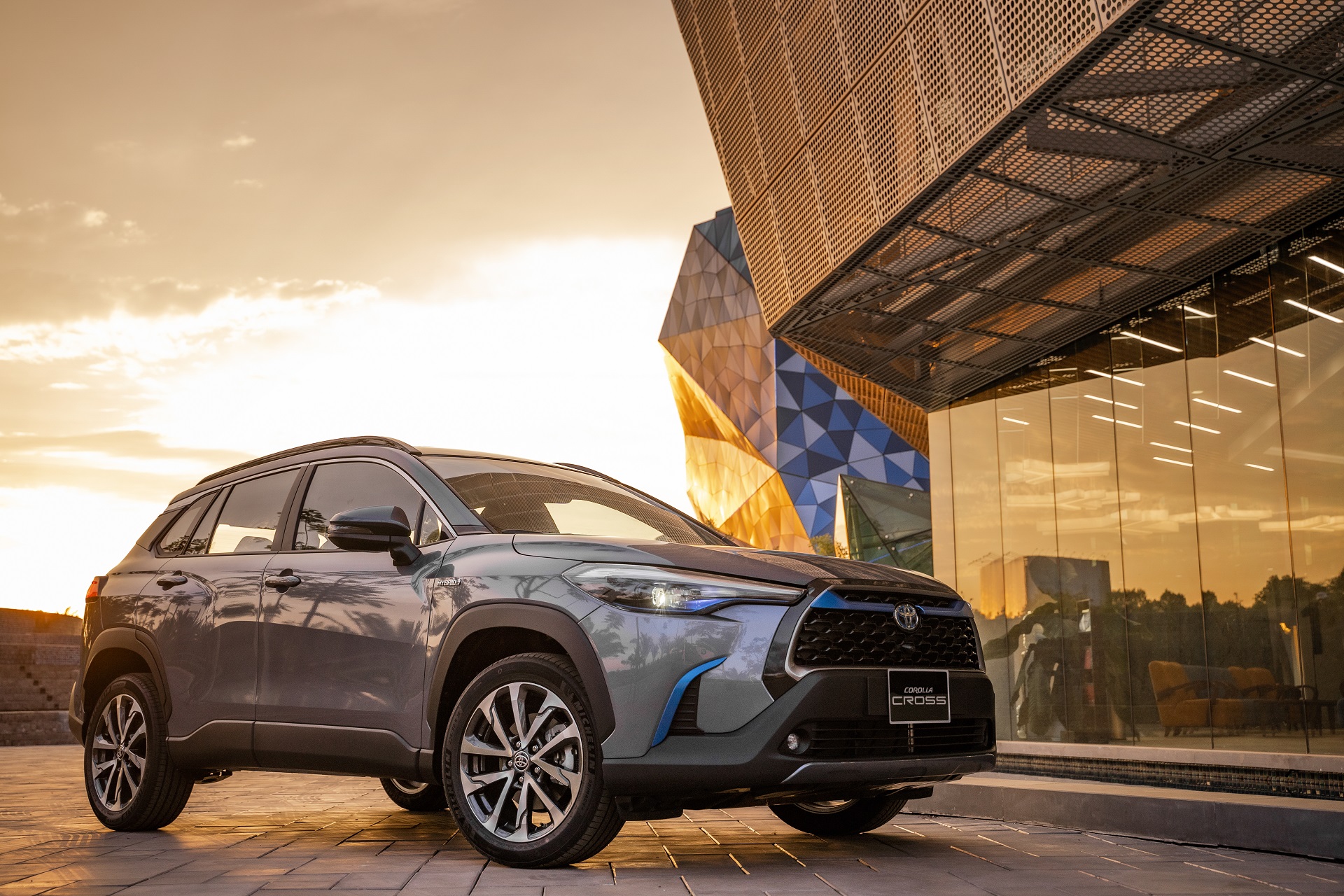 Toyota có đang “đánh bạc” với Corolla Cross phiên bản hybrid? | AutoMotorVN