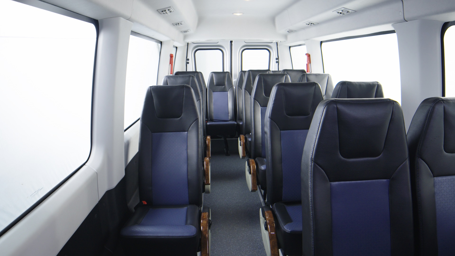 THACO ra mắt sản phẩm Minibus mới Iveco Daily | AutoMotorVN