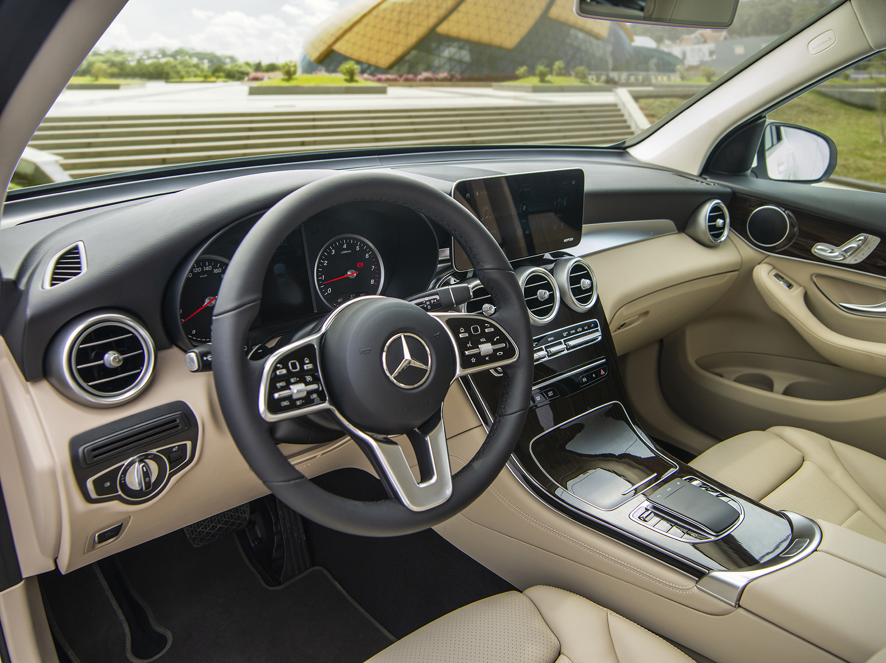 Cận cảnh Mercedes GLC 200 và GLC 200 4Matic mới 2020 | AutoMotorVN